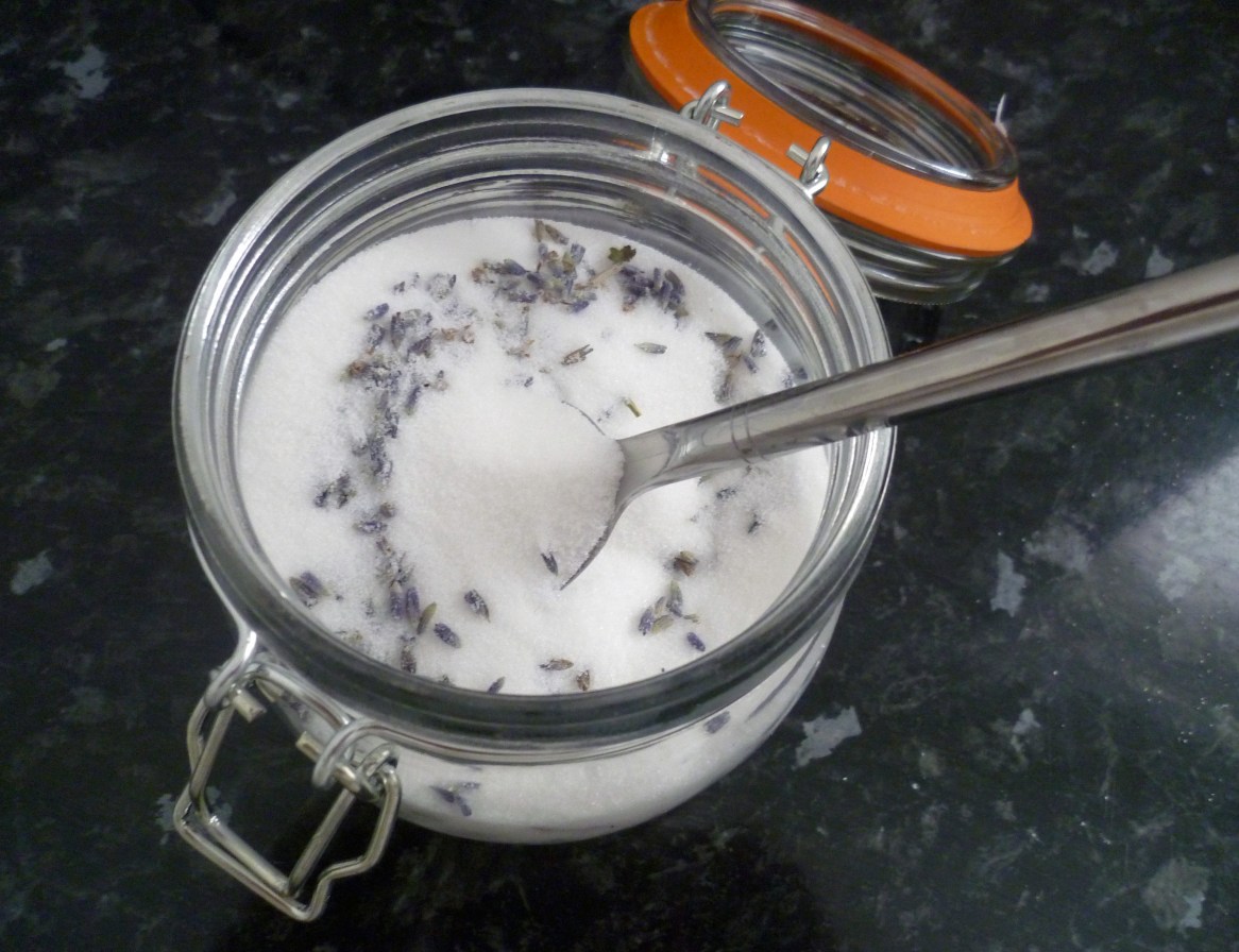 Lavender for bee-pleasers and scented sugars | Mrs Apis Mellifera